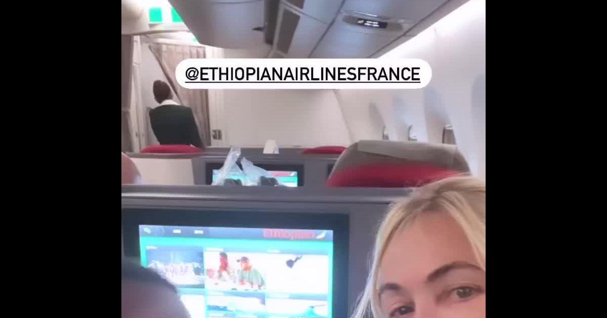 Emmanuelle Béart avec son fils Surafel dans un avion d'Ethiopian ...
