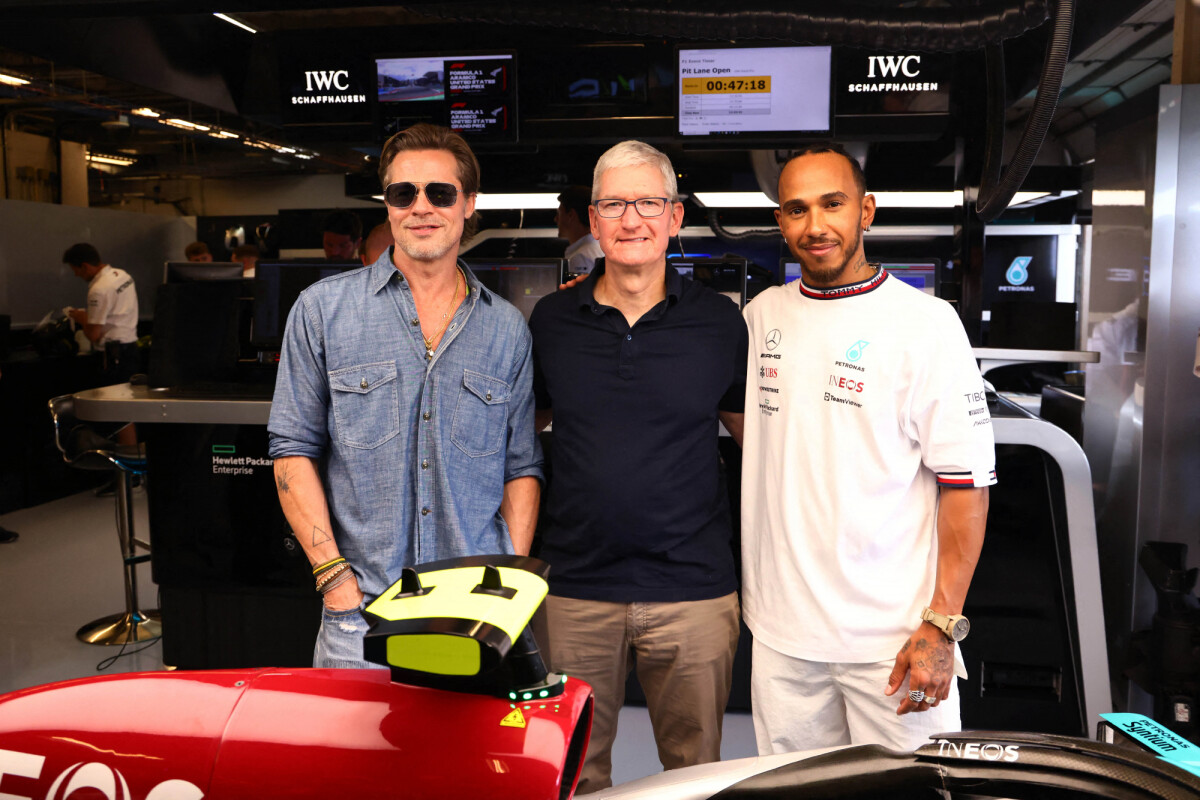 Photo : Brad Pitt avec Tim Cook et Lewis Hamilton lors du Grand Prix de ...