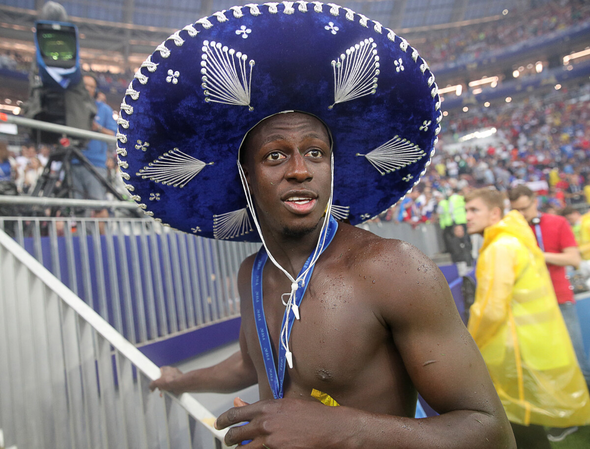 Photo : L'équipe de France sur la pelouse du stade Loujniki après leur ...