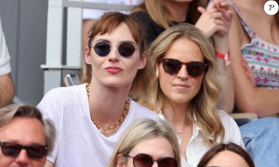 Louise Bourgoin et Claire Arnoux en tribune lors des Internationaux de ...