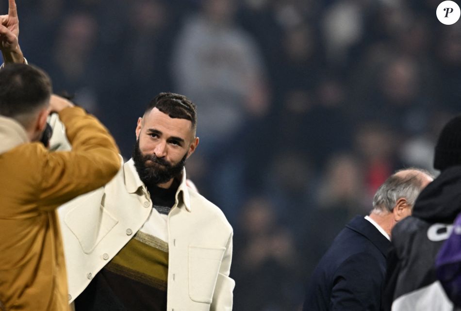 Karim Benzema présente son Ballon d'Or aux supporters lyonnais à la mi ... Karim Benzema présente son Ballon d'Or aux supporters lyonnais à la mi ...