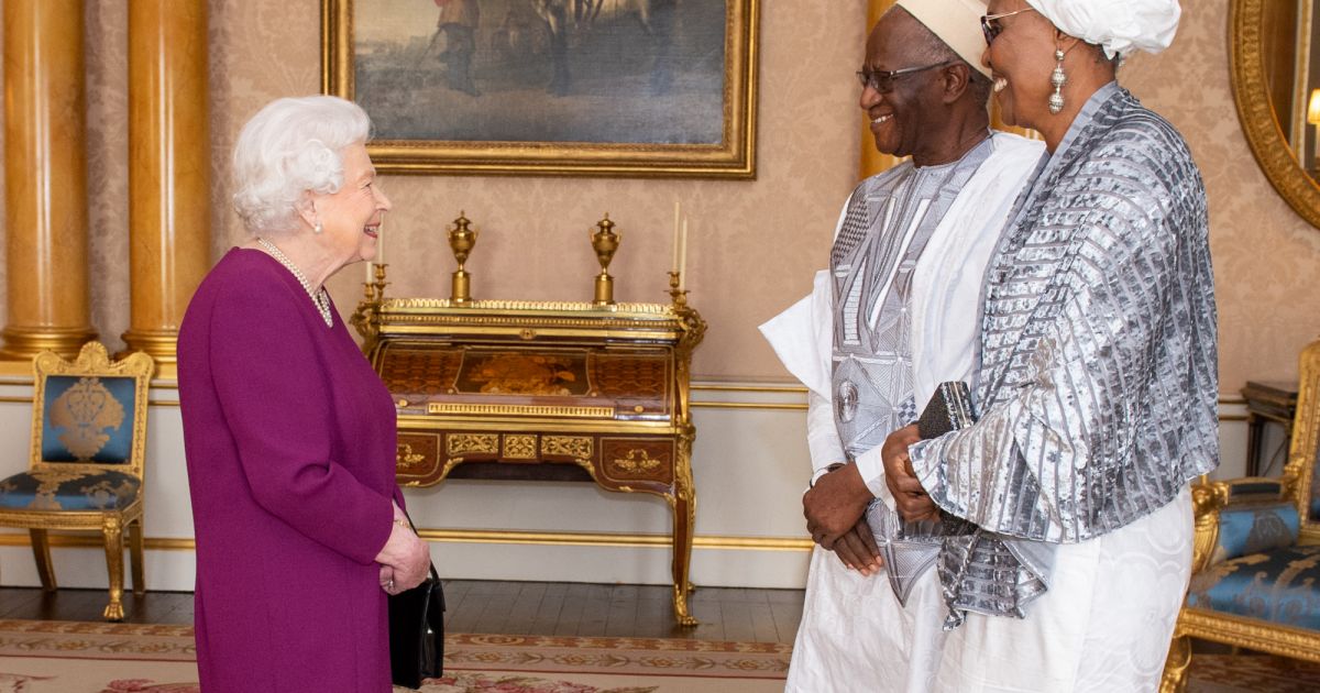 La reine Elisabeth II d'Angleterre en audience avec le haut ...