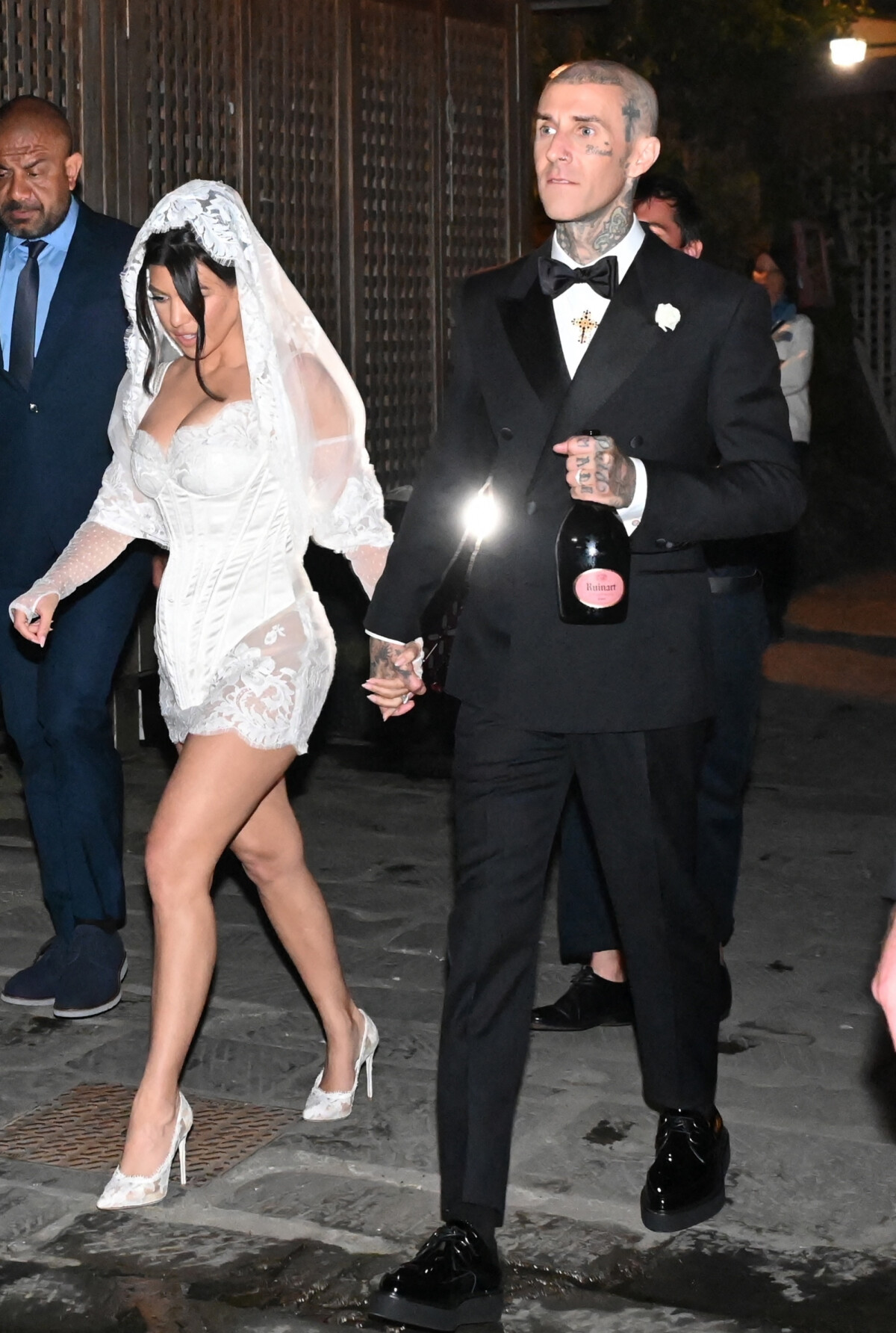 Photo : Kourtney Kardashian et Travis Barker se promènent sur le port ...