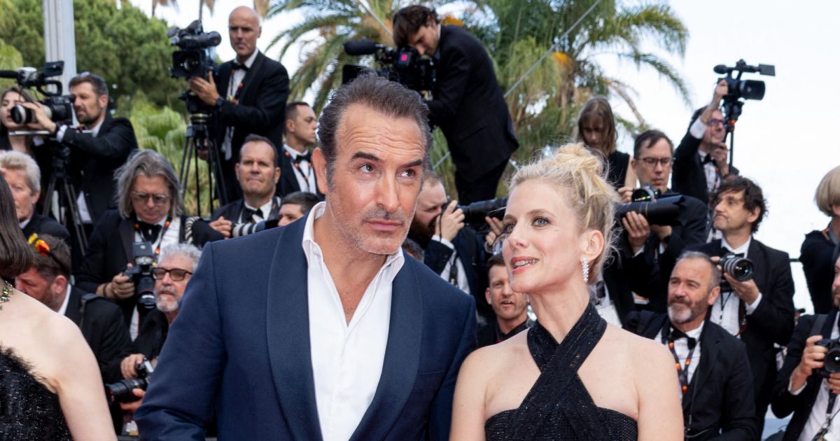 Jean Dujardin, Mélanie Laurent - Montée des marches du film L'Innocent ...