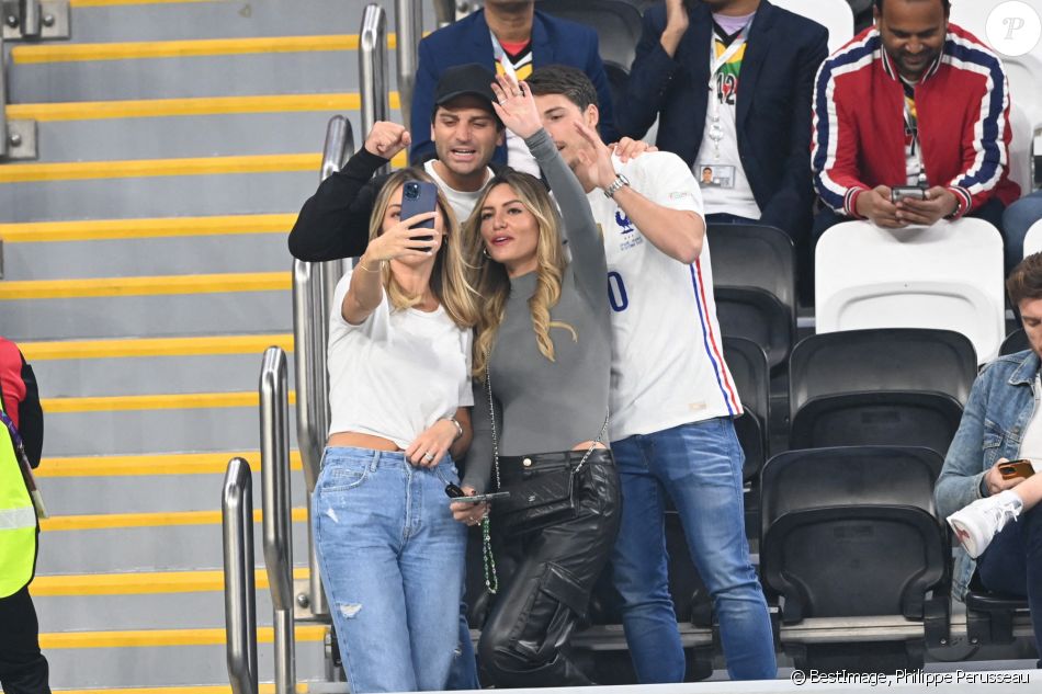 Dylan Deschamps et sa compagne Mathilde Cappelaere en tribune du match ...