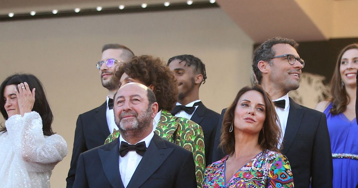 Kad Merad et sa compagne Julia Vignali - Montée des marches du film OSS ...