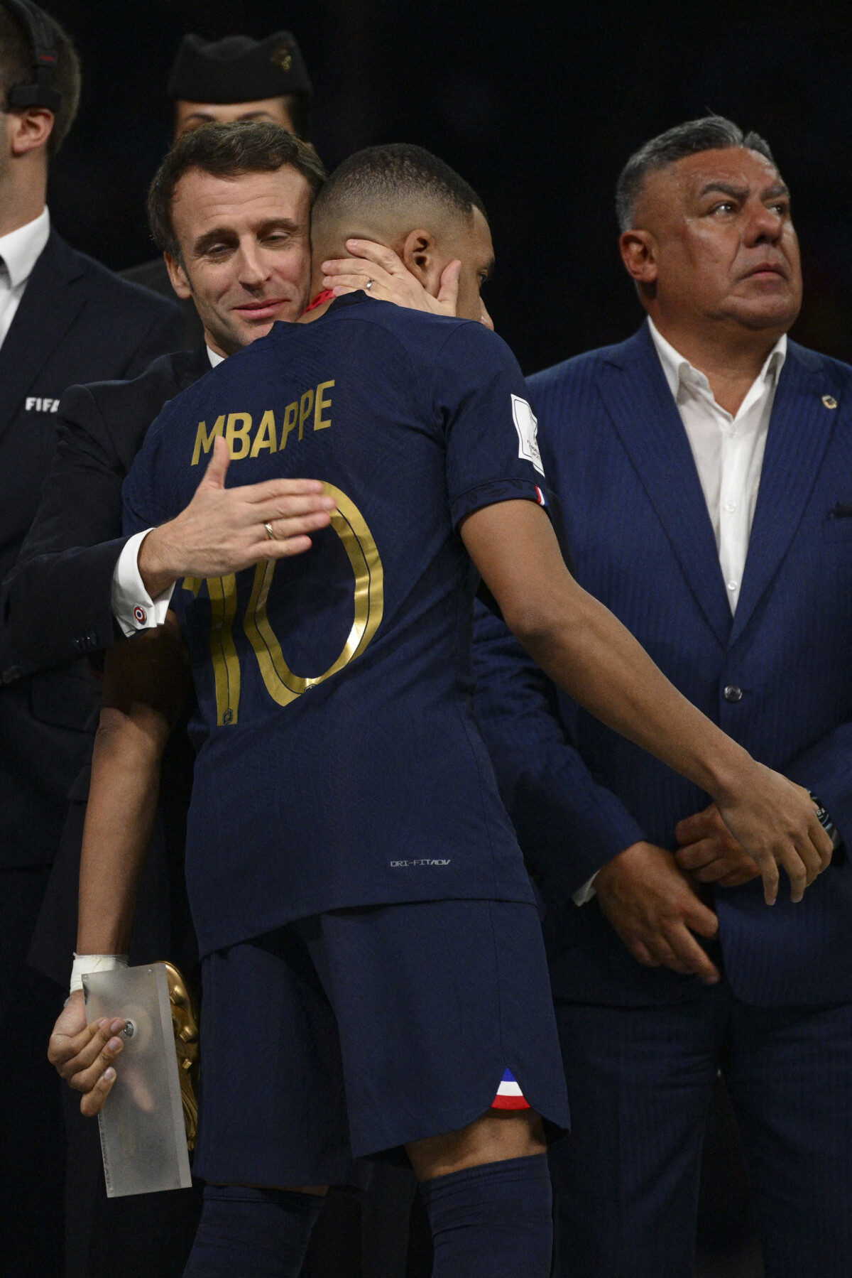 Photo : Kylian Mbappé accolade avec Emmanuel Macron - president de la ...
