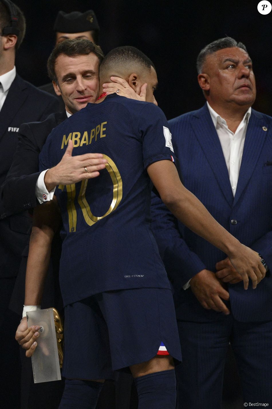Kylian Mbappé accolade avec Emmanuel Macron - president de la ...