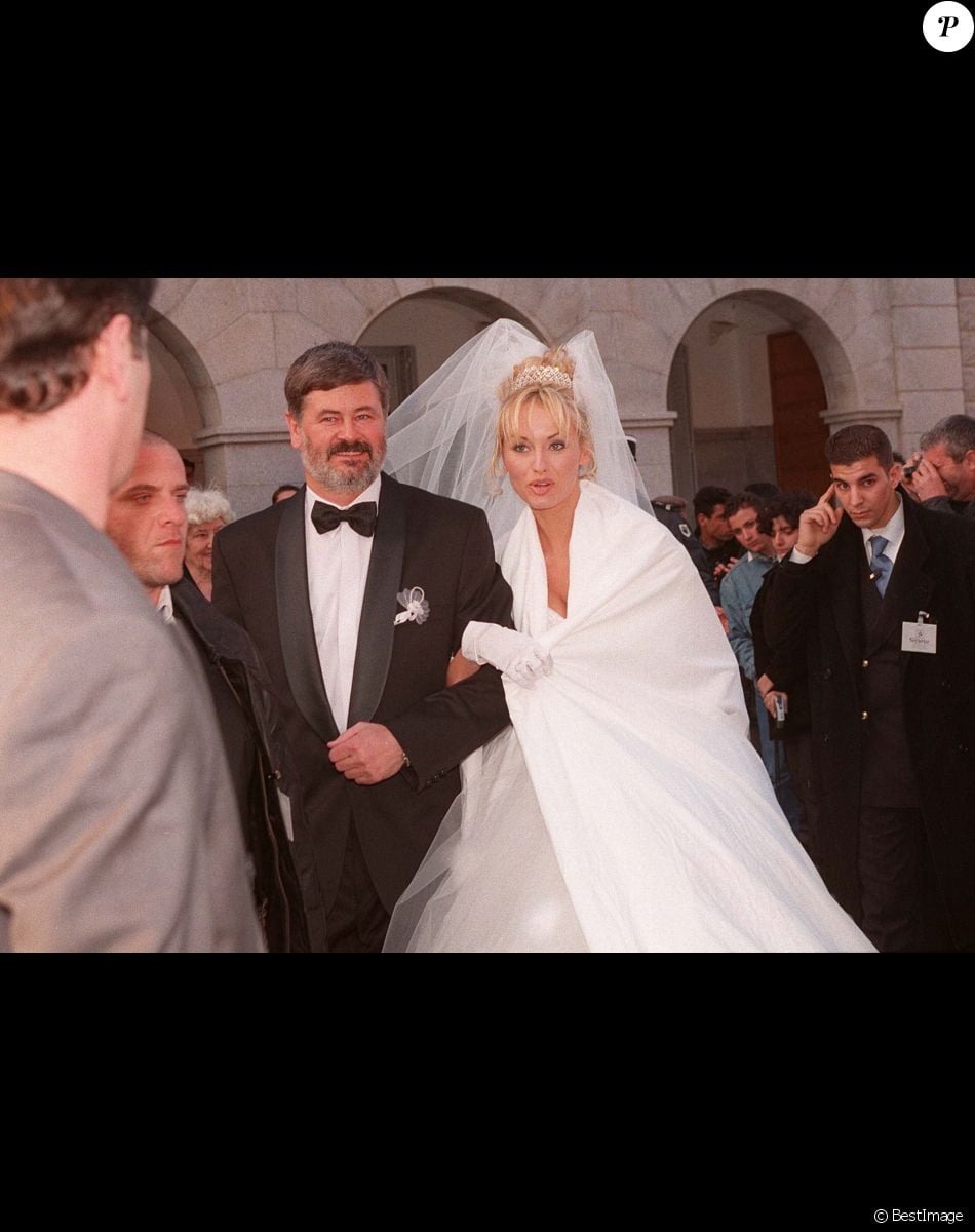 Adriana Karembeu et Christian : robe aux épaules dénudées, lieu ...