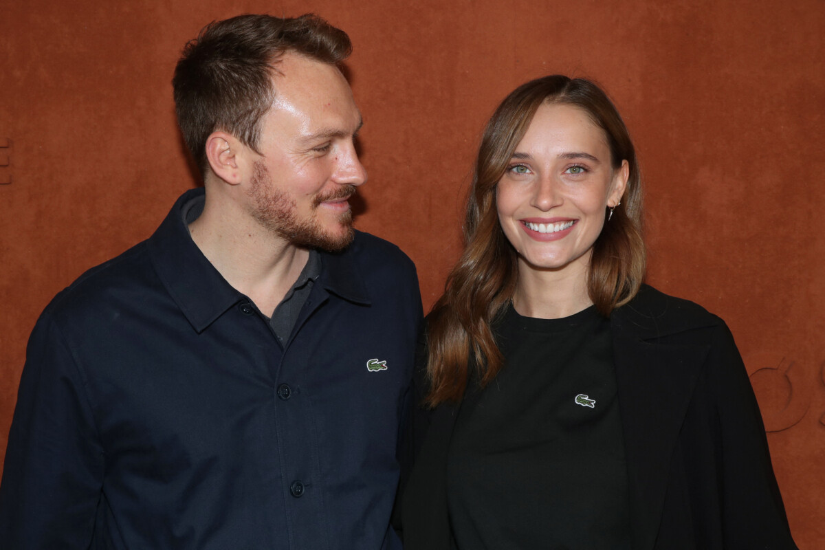 Photo : Roby Schinasi et Emma Simonsen au village (Jour 8) lors des ...