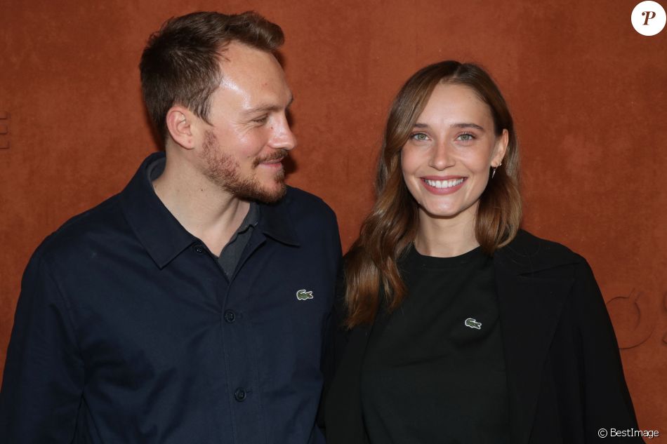 Roby Schinasi et Emma Simonsen au village (Jour 8) lors des ...