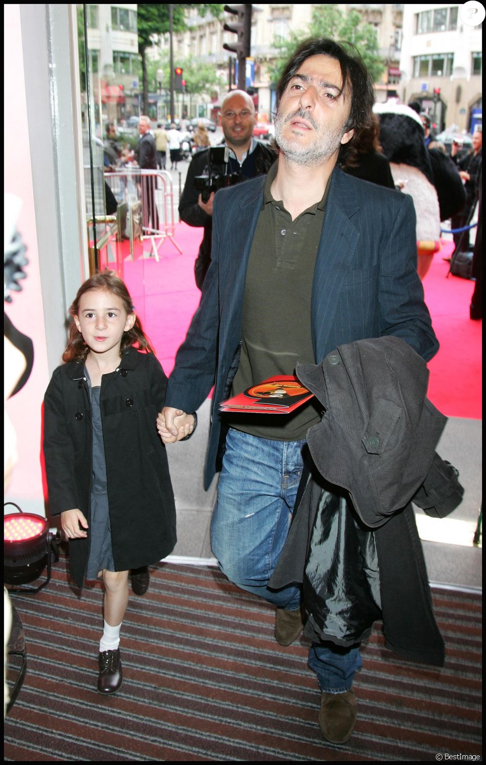Yvan Attal et sa fille Alice - Avant-première du film Kung-fu Panda au cinéma Paramount Opéra le ...