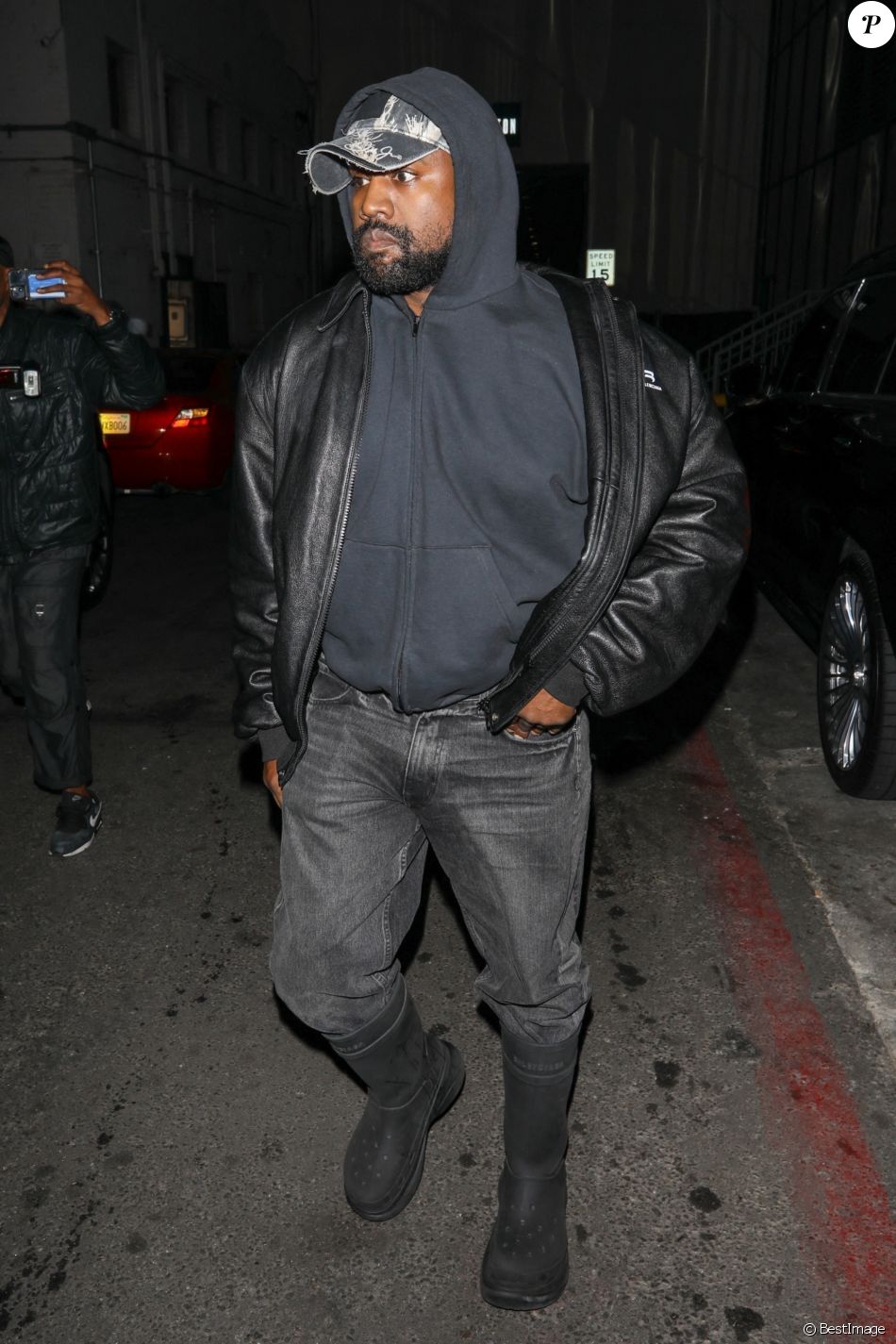 Kanye West (Ye) entouré de jolies jeunes femmes va fêter l'anniversaire ...