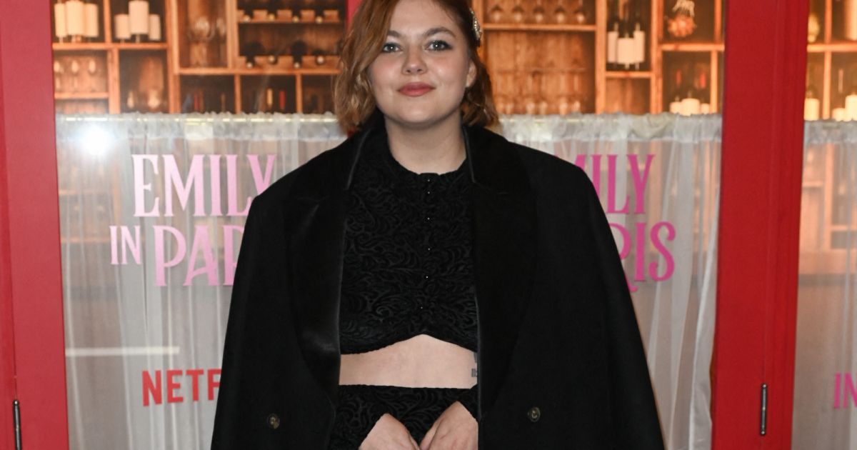 Louane - Avant-première du film Netflix Emily in Paris saison 3 au ...