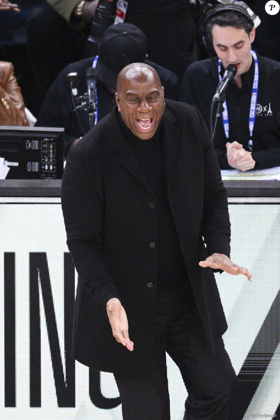 Magic Johnson - People au match de Basketball Paris NBA 2023 entre les ...