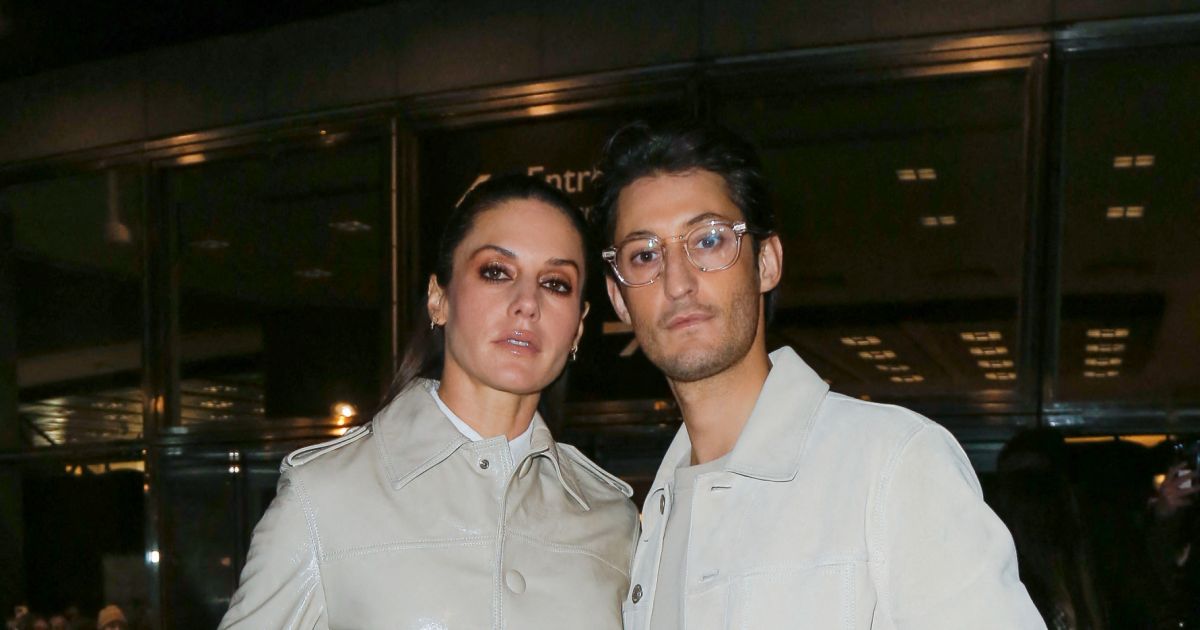 Natasha Andrews et son compagnon Pierre Niney - Arrivées au défilé de ...