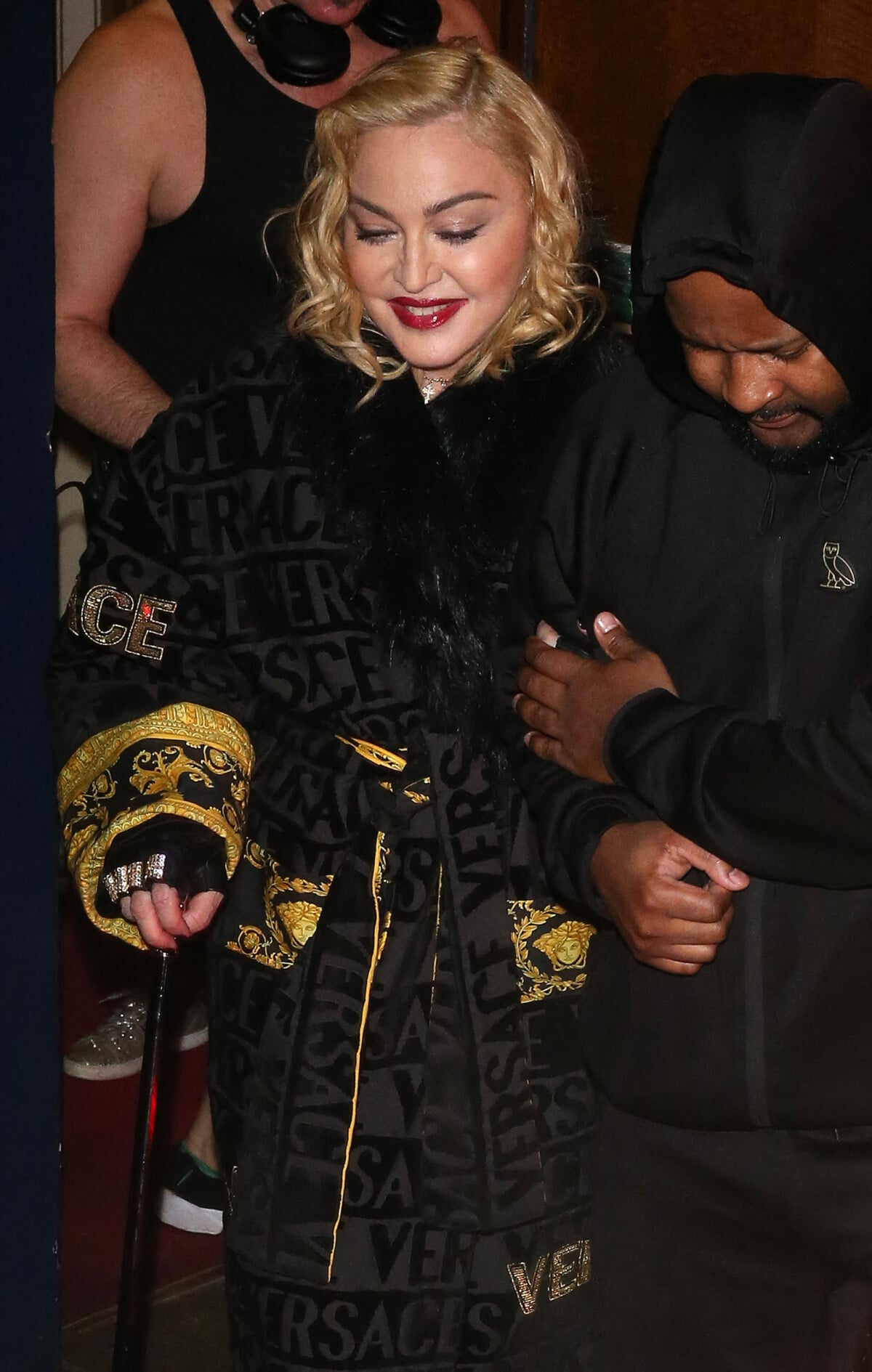 Photo : Madonna porte un manteau Versace et marche à l’aide d’une canne ...