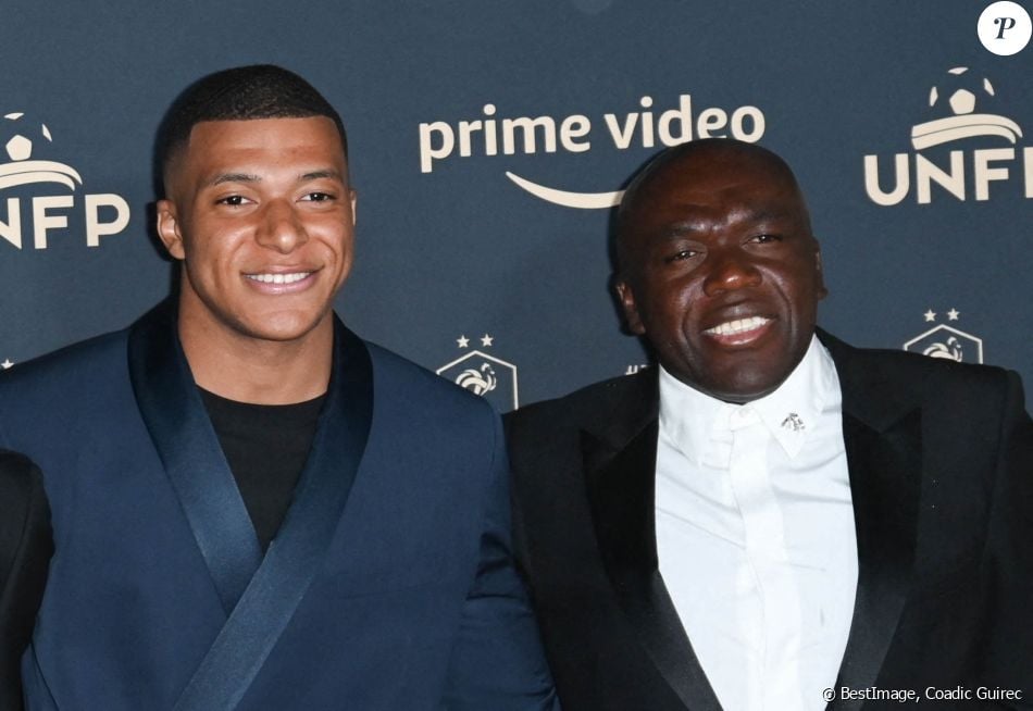Kylian Mbappé avec son père Wilfrid Mbappé - Photocall de la cérémonie ...