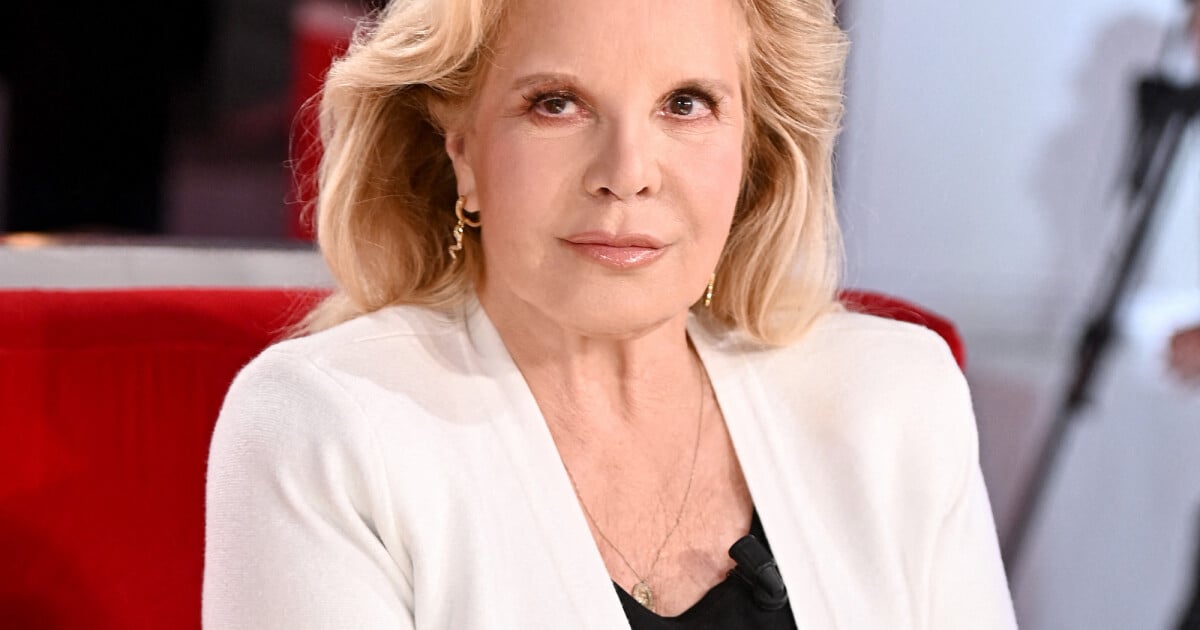 Sylvie Vartan : Les adieux impossibles à Robert, la chanteuse toujours en deuil - Purepeople