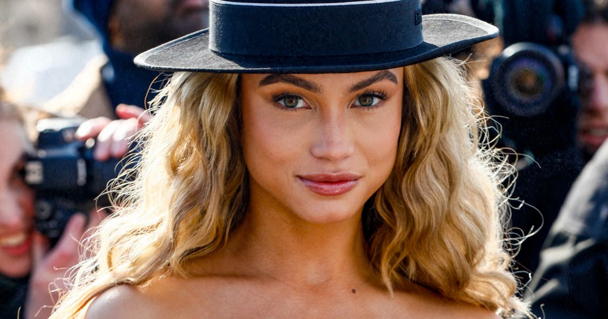 Rose Bertram - Arrivées au défilé Christian Dior prêt-à-porter automne-hiver 2023/2024 lors de ...