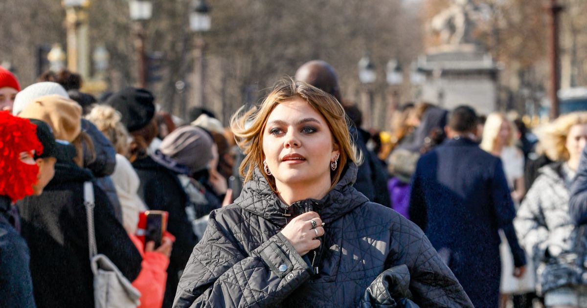 La chanteuse Louane Emera - Arrivées au défilé Christian Dior prêt-à ...