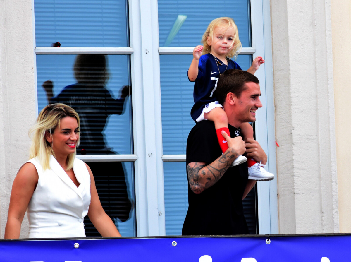 Photo : Antoine Griezmann, un papa en or. Antoine avec sa femme Erika ...