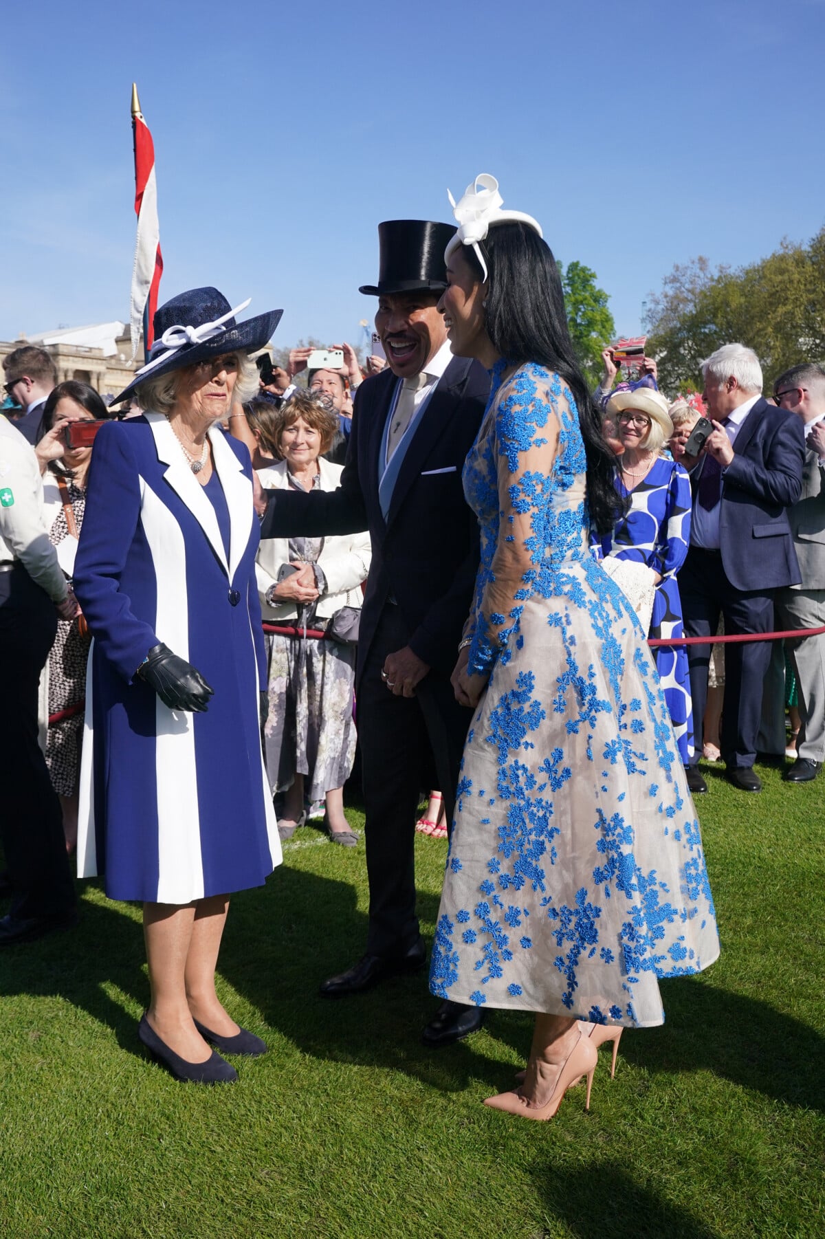 Photo : En effet, il l'a touchée, ce qui est interdit ! La reine ...