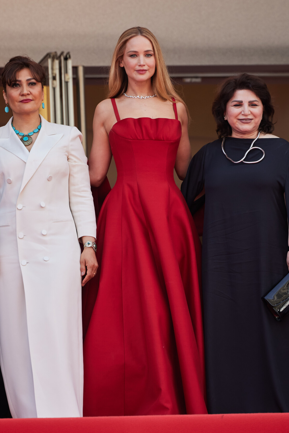 Photo : Sahra Mani, Jennifer Lawrence, guest - Montée des marches du ...
