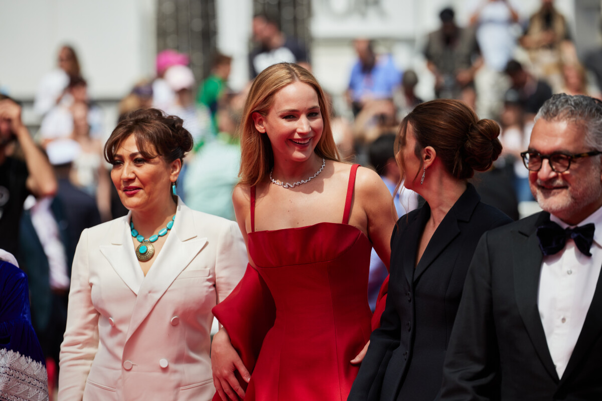 Photo : Sahra Mani, Jennifer Lawrence, Justine Ciarrocchi - Montée des ...