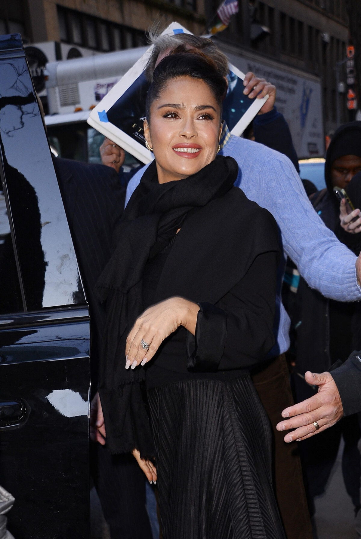 Photo : Salma Hayek salue ses fans en arrivant aux studios de l ...