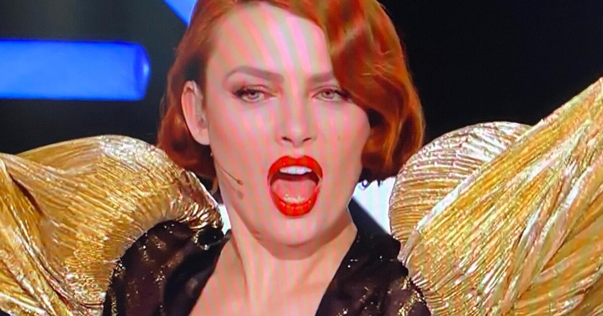 Mask Singer : Elodie Frégé, pin up des années folles, sa tenue (et son ...