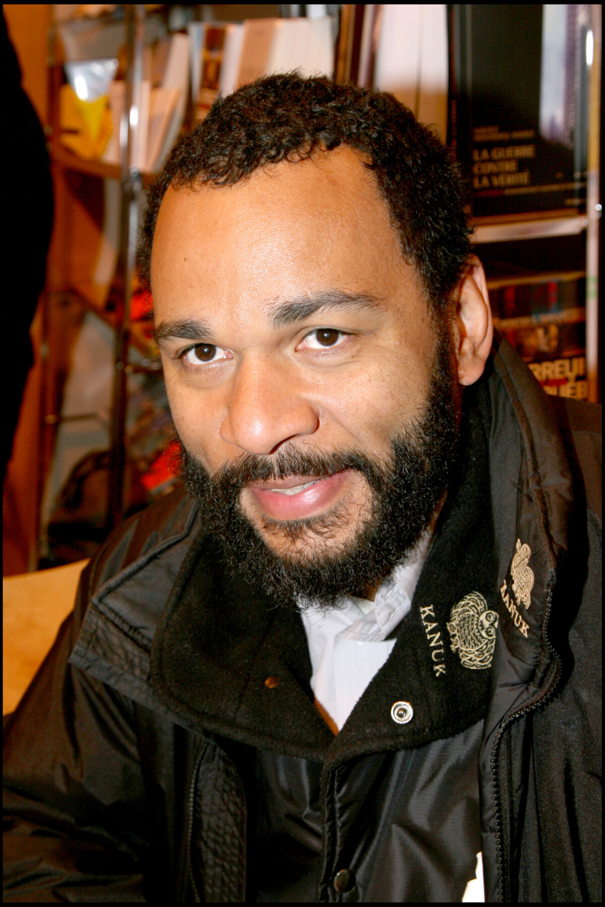 Photo : Dieudonné au Salon du Livre à la Porte de Versailles, à Paris ...