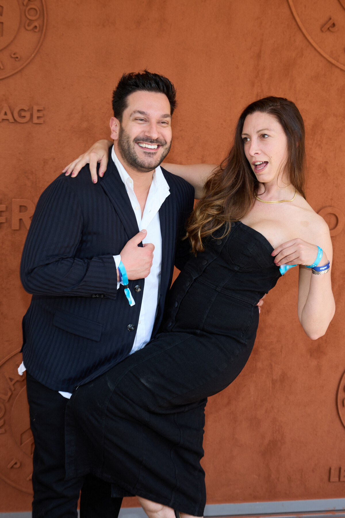 Photo : Denny Imbroisi et Silvia Notargiacomo tout sourire au village ...