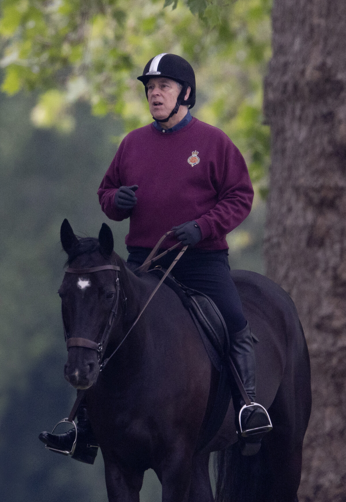 Photo : Le prince Andrew, duc d'York, se balade à cheval dans le parc ...