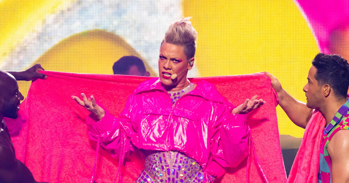 "Tu me manques" : Les larmes aux yeux, la chanteuse Pink évoque son ...