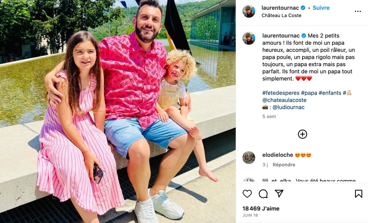 Photo : Son aînée très brune et portant une élégante robe rose regarde ...
