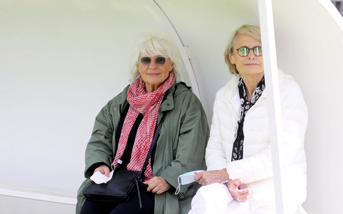 Photo : Catherine Lara et sa compagne Samantha - Match de football ...
