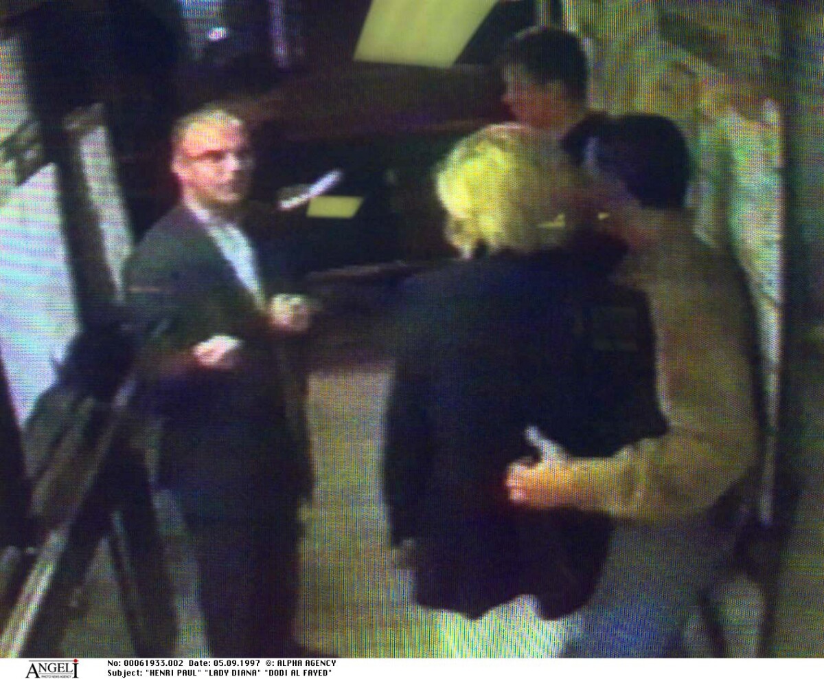 Photo : Lady Diana et Dodi Al-Fayed quittent le Ritz avec leur garde du ...