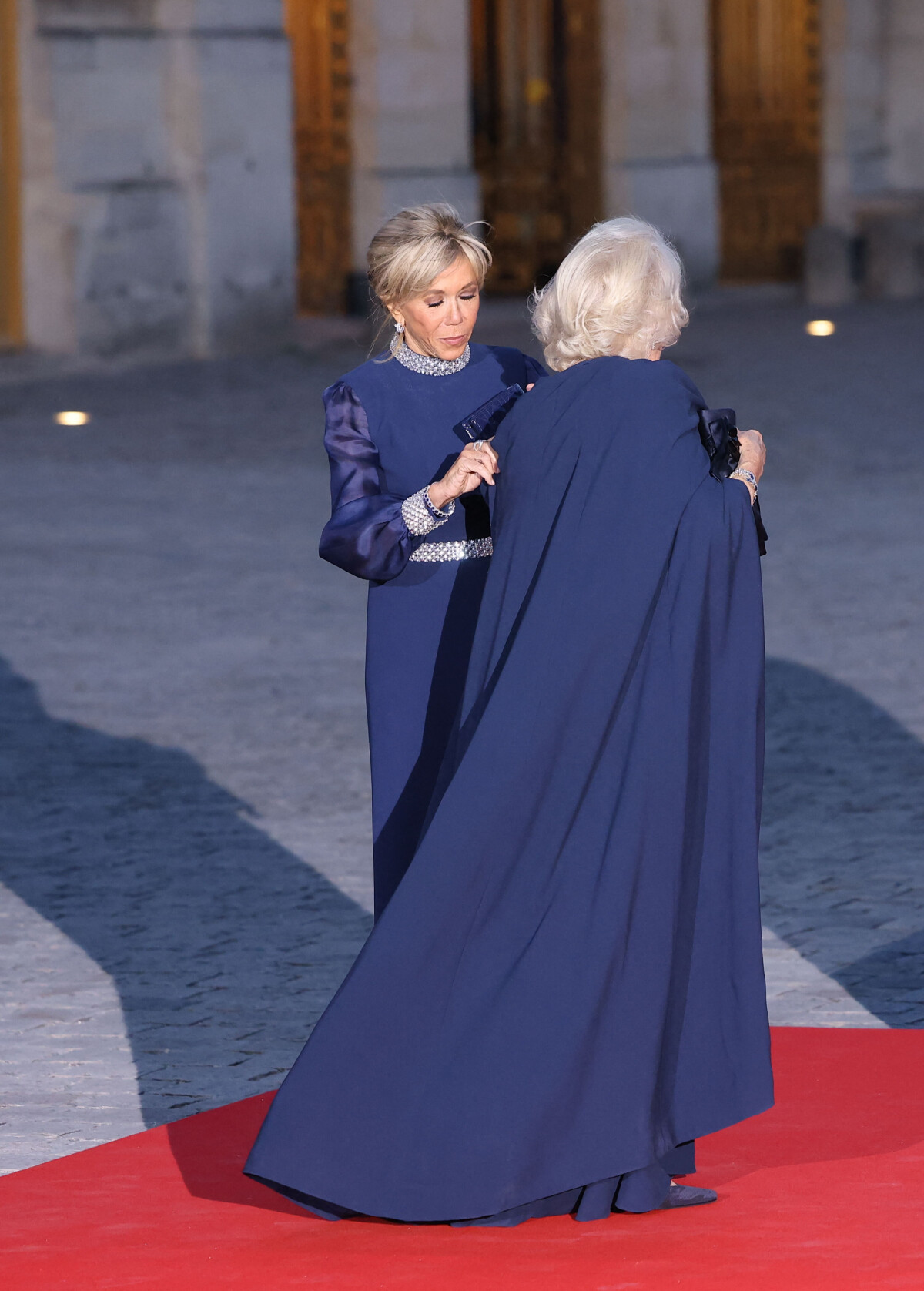 Photo : Si Camilla portait une cape, c'était bien Brigitte Macron son ...