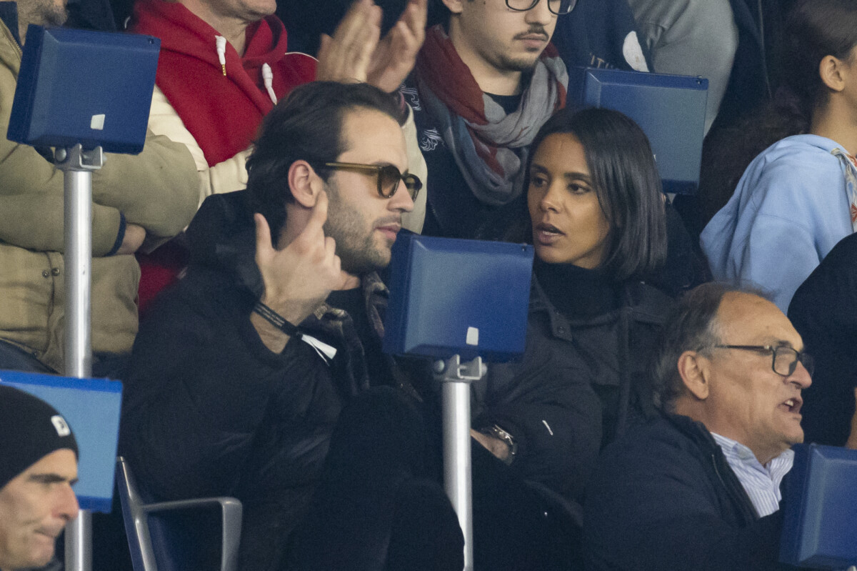 Photo : Elle a profité au côté d'un mystérieux ami du match du PSG contre Milan. La chanteuse ...
