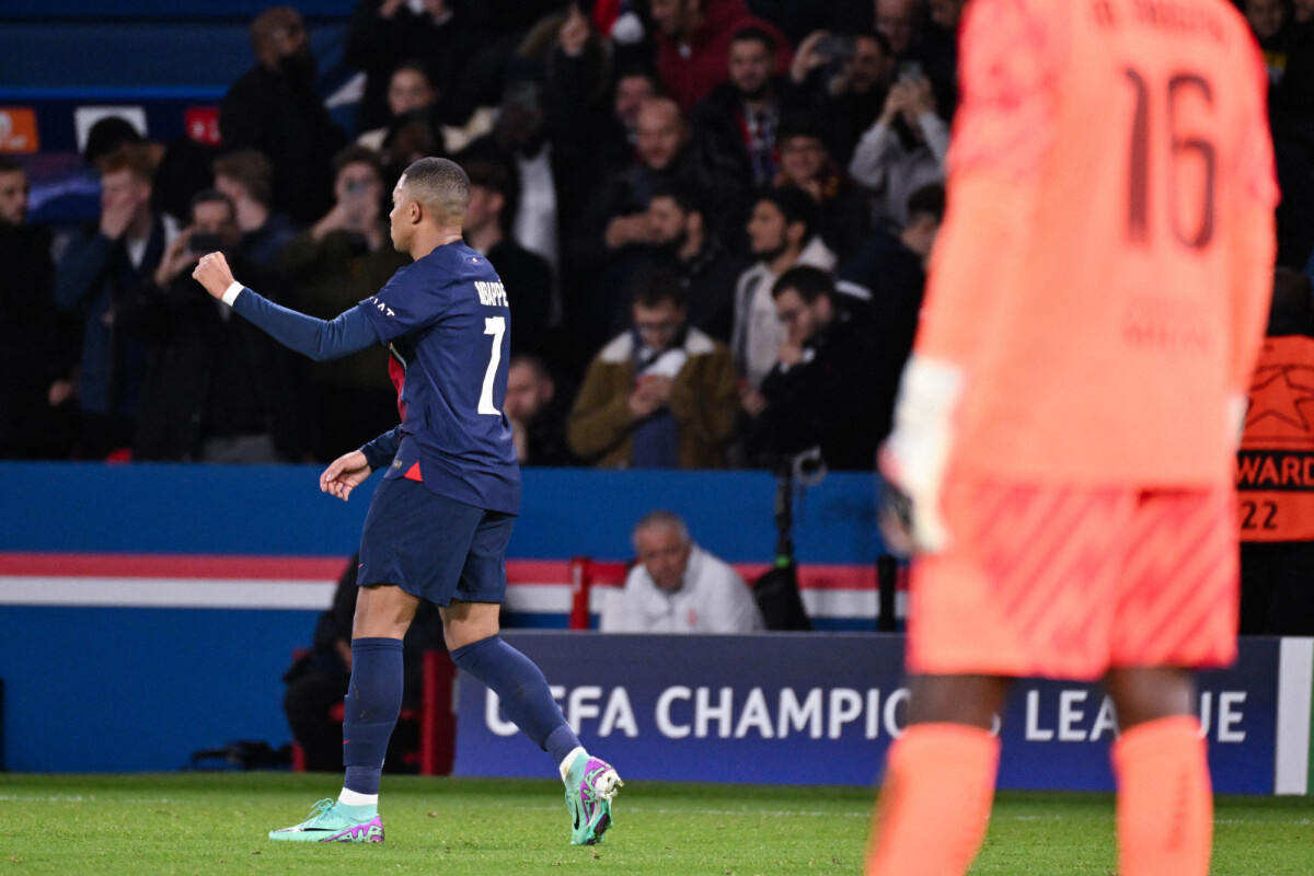 Photo : Attitude - Joie de Kylian Mbappe ( 7 - PSG ) - Mike Maignan ...