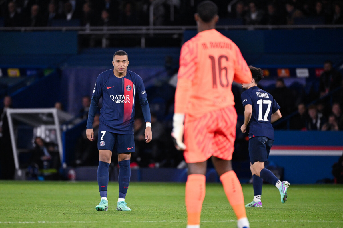 Photo : Attitude de Kylian Mbappe ( 7 - PSG ) - Mike Maignan ( 16 ...