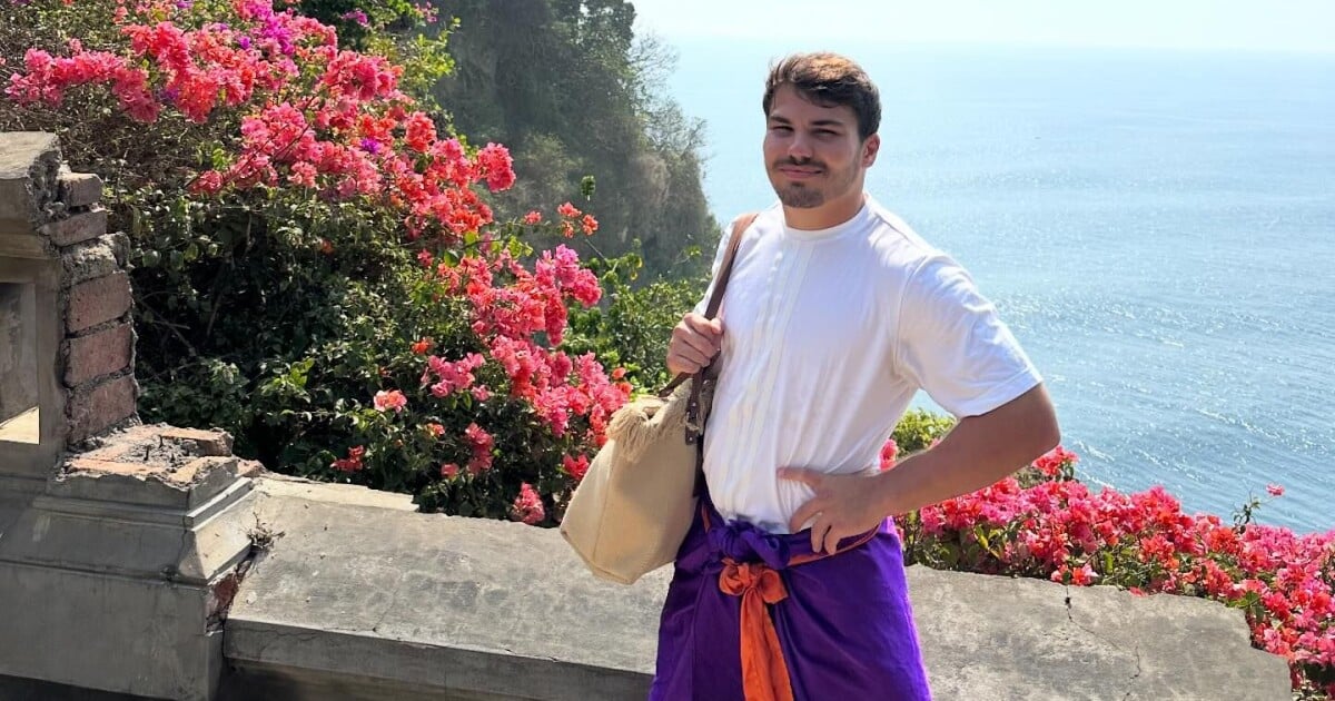 Antoine Dupont est en couple ! Il se dévoile en Indonésie et accompagné... des photos qui ...