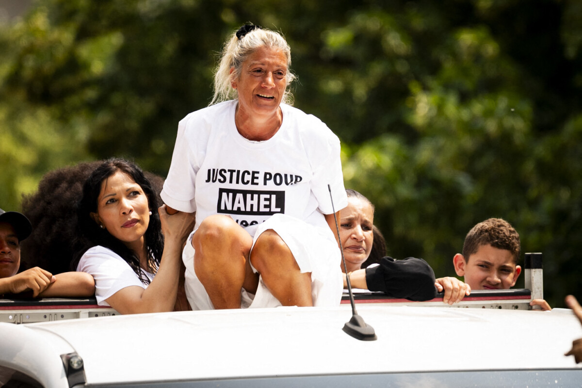 Photo : Mounia, la mère de Nahel en ouverture de cortège sur le camion ...