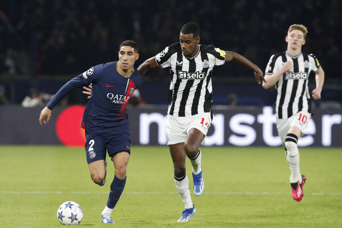 Photo : Achraf Hakimi (PSG) vs Alexander Isak (Newcastle) - Anthony Gordon (Newcastle) - Match ...