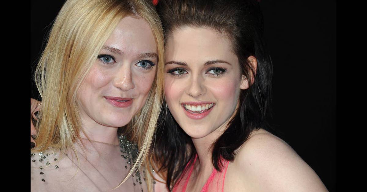 Dakota Fanning Et Kristen Stewart à Loccasion De Lavant Première De The Runaways Qui Sest