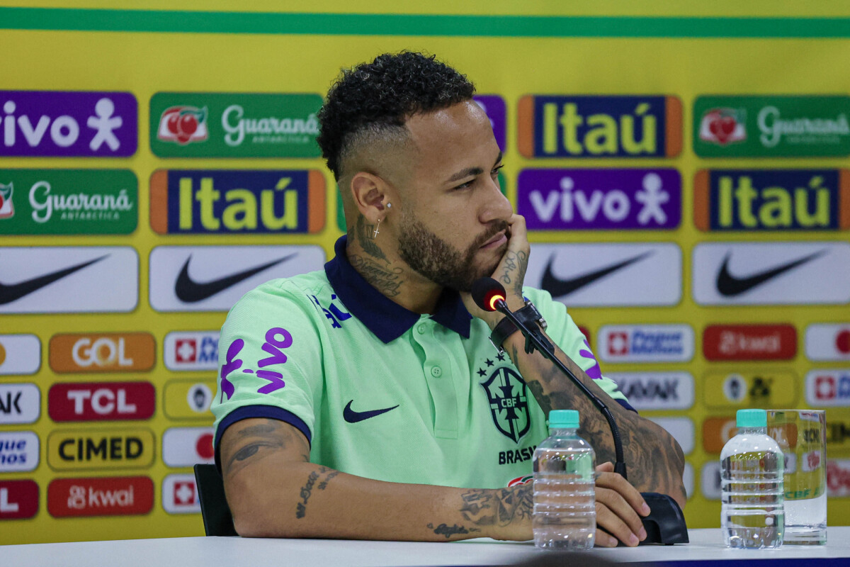 Photo : dont les détails donnent le vertige Neymar Jr. en conférence de ...