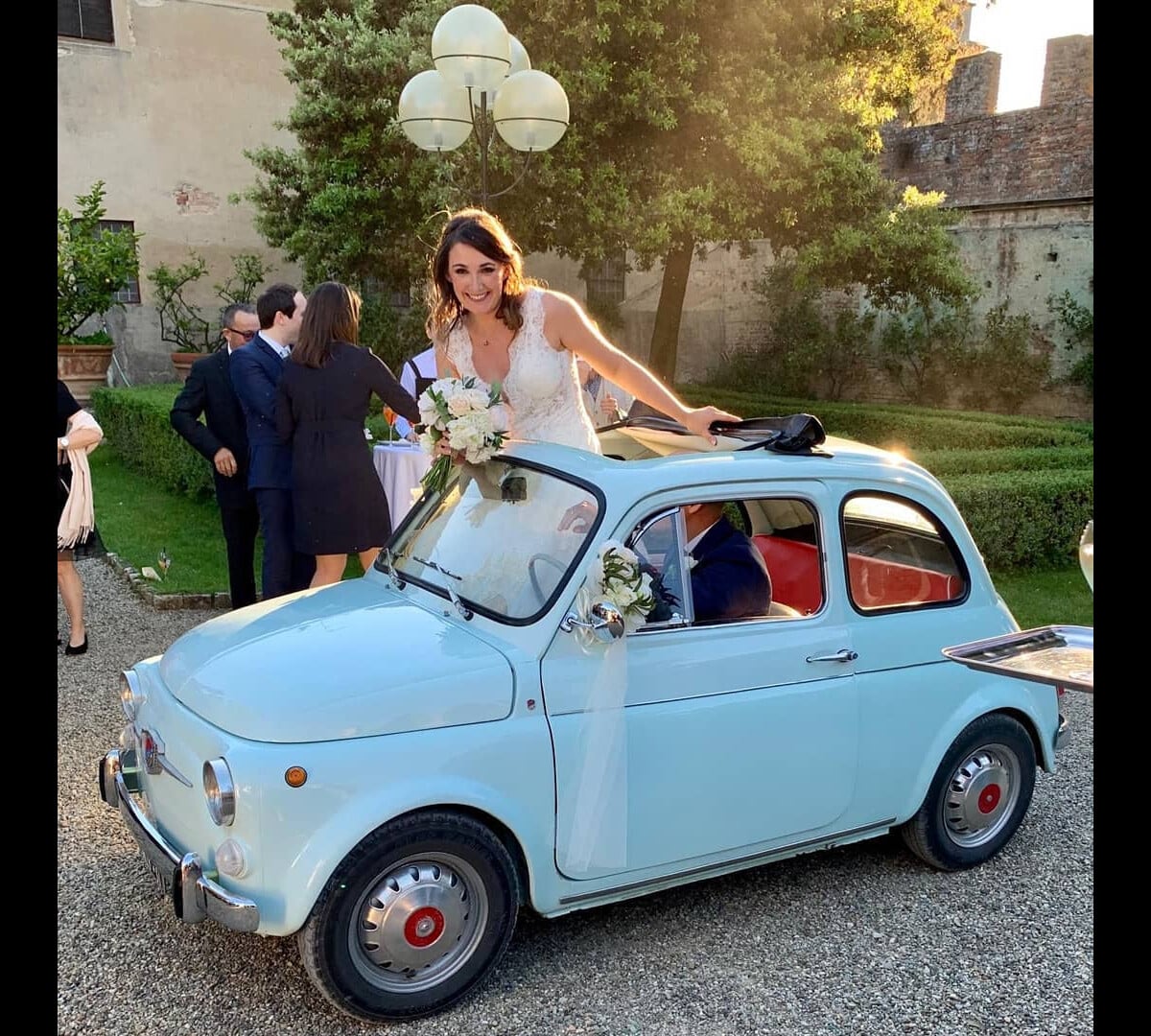 Photo : Elle portait une sublime robe avec une longue traîne Mariage de ...