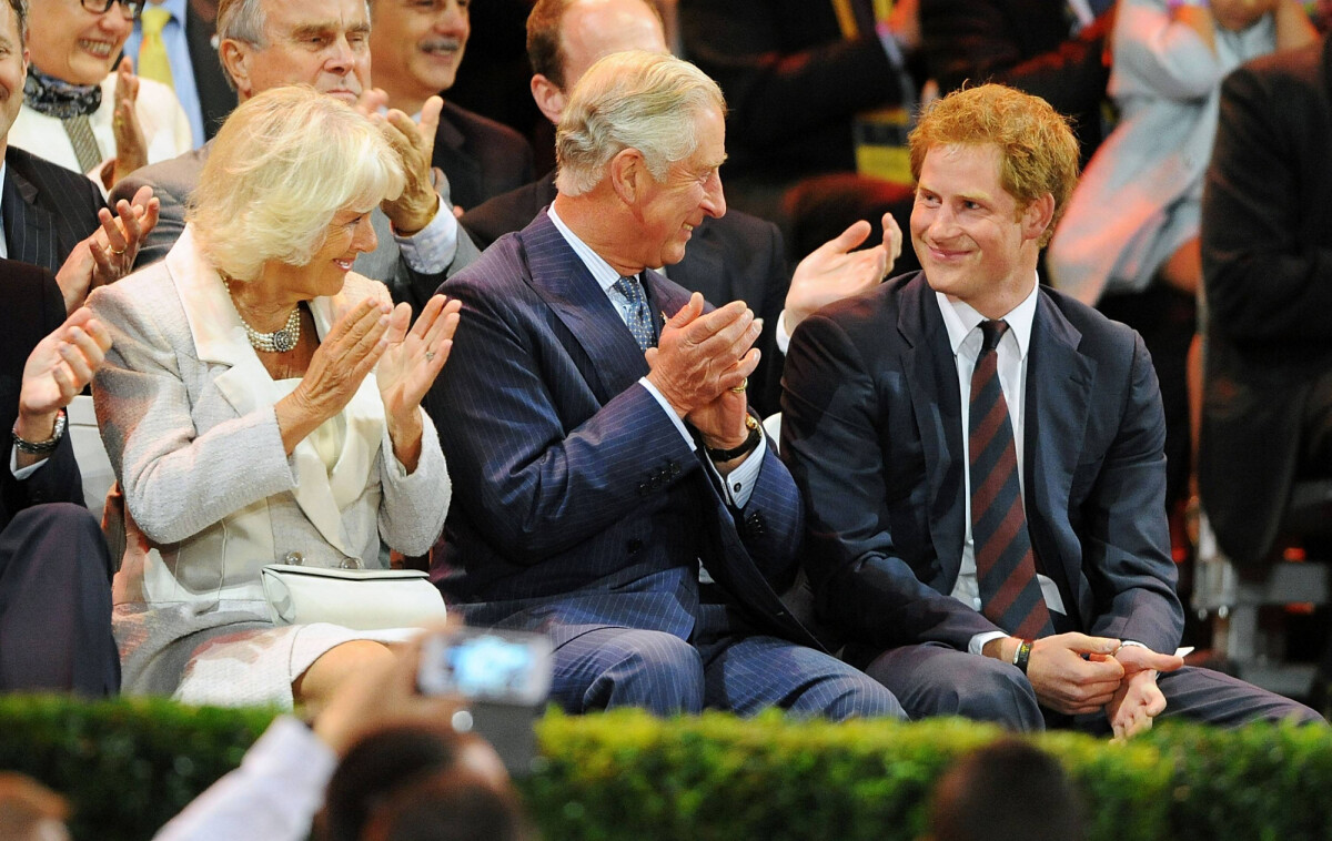 Photo : Le prince Harry, entouré du prince William, du prince Charles ...