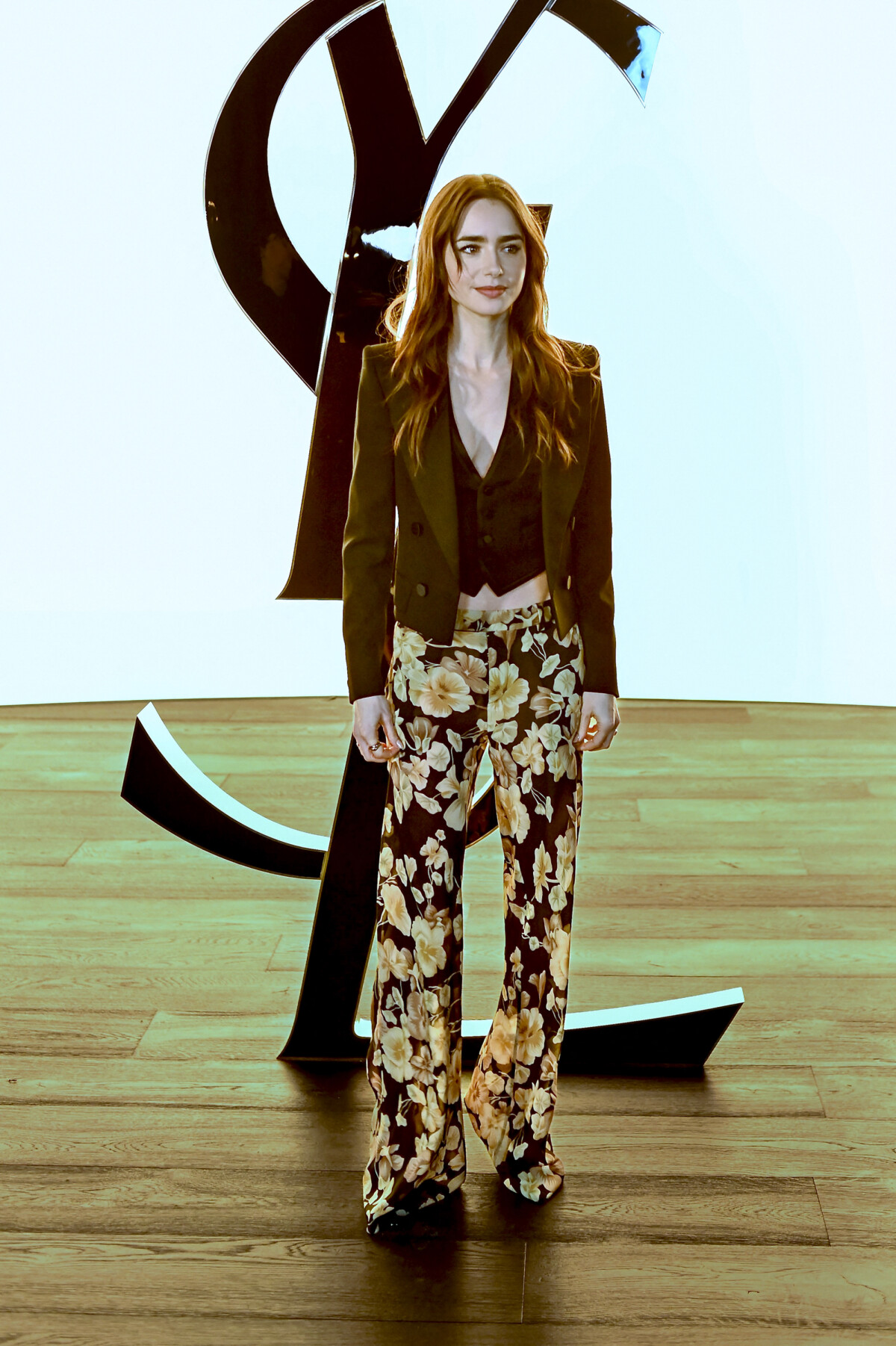 Photo : Lily Collins au photocall du défilé Saint Laurent collection ...